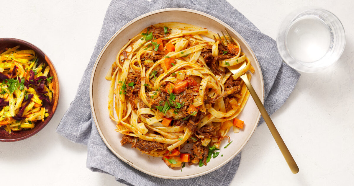 Tagliatelle met ragù van pulled beef en frisse regenboogwortelsla ...