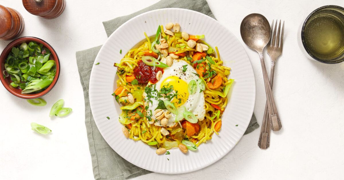 Mie goreng met witte kool, wortel, prei, lente-ui, pinda’s en een ...