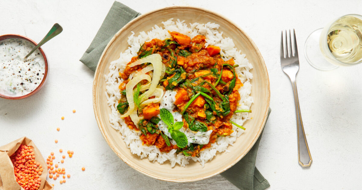 Indiase dahl met rijst, spinazie, yoghurt en ingelegde venkel ...