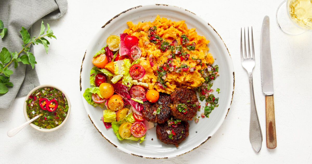 Meatless burgertjes met chimichurri, puree en slaatje | Recepten uit ...