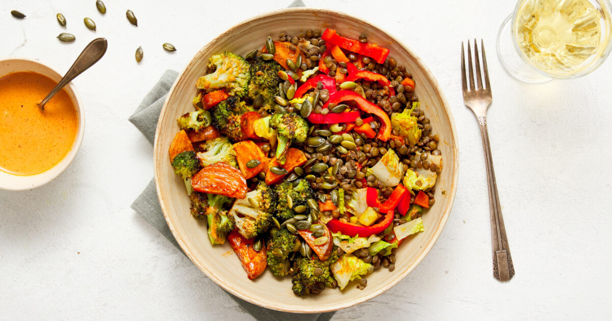 Linzenbowl met broccoli, harissadressing en pompoenpitjes | Recepten ...