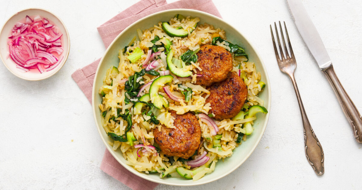 Kipköfteburgertjes met warme rijstsalade | Recepten uit onze ...