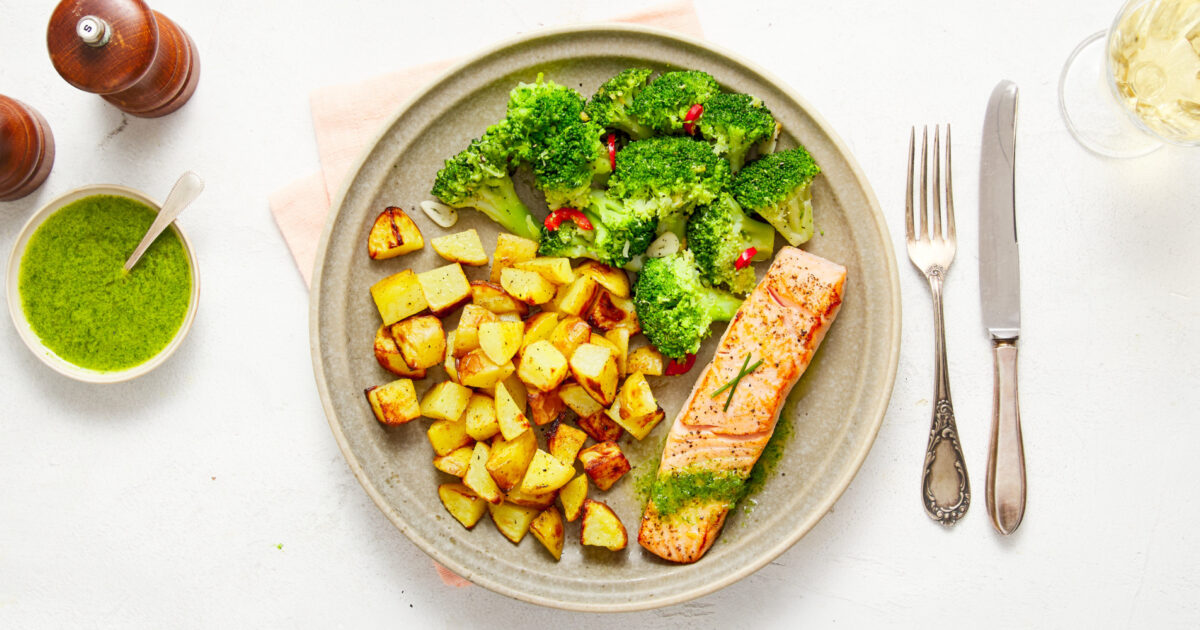 Zalmfilet met gebakken aardappelen en broccoli | Recepten uit onze ...