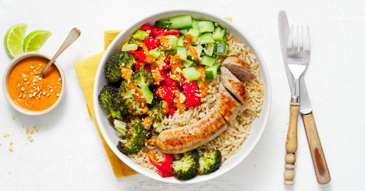 Thaise bowl met limoenblad-peper braadworst | Recepten uit onze ...