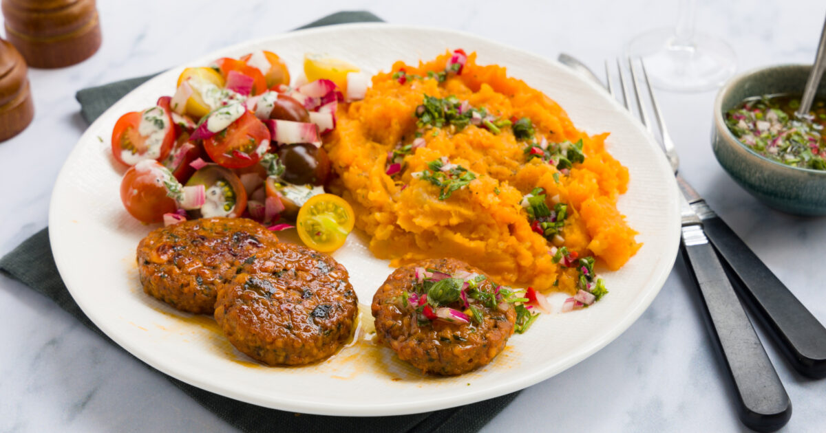 Seitan burger met chimichurri, puree en slaatje | Recepten uit onze ...
