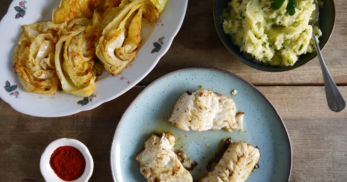 Schelvis op de huid gebakken met spitskool en puree | Recepten uit onze ...